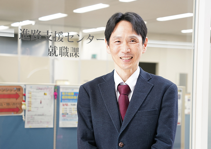 学生の主体性を引き出し、一人ひとりに合った進路選択をサポートする。（進路支援部長 望月 久義さん）｜就職・キャリア｜DAIKEI Topics｜大阪経済大学