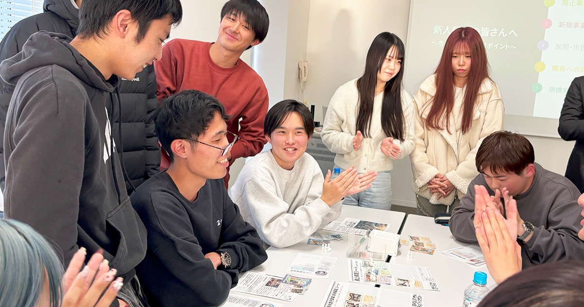 臼田利之ゼミ 自治体運営シミュレーションを通じて地方財政を議論｜学部・大学院｜DAIKEI Topics｜大阪経済大学