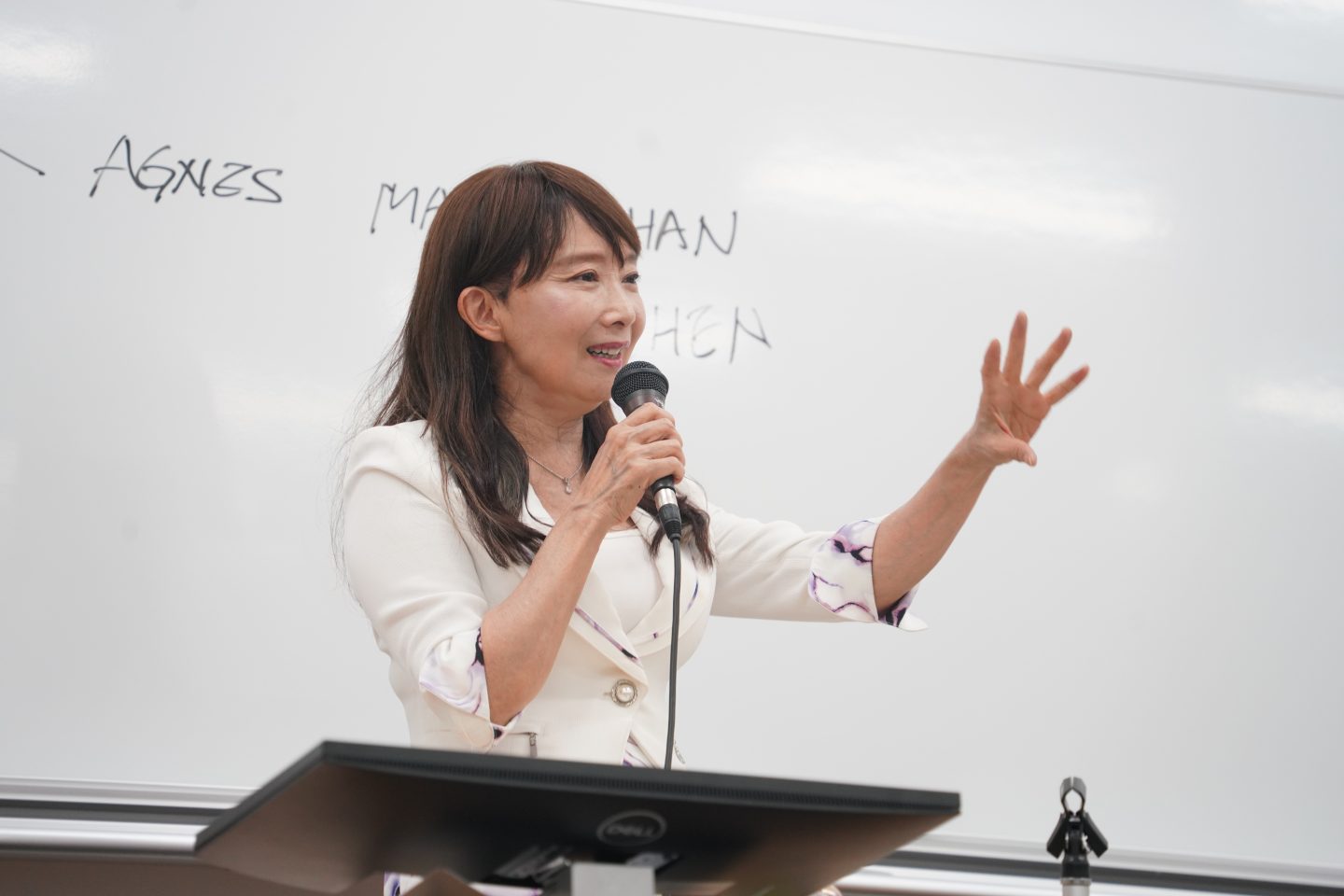 アグネス・チャン客員教授による特別講義「大阪から社会に貢献するために～学生生活のなかでできること～」｜イベント・講演会｜DAIKEI Topics｜大阪経済大学